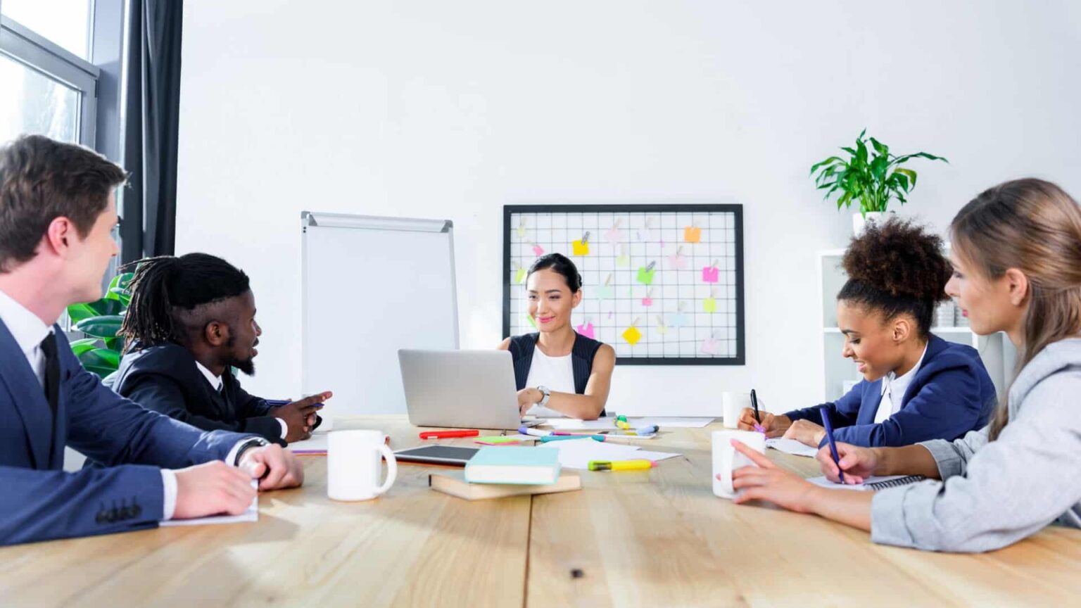 10 Tips on How to Make a Perfect Sales Presentation - FlySlides